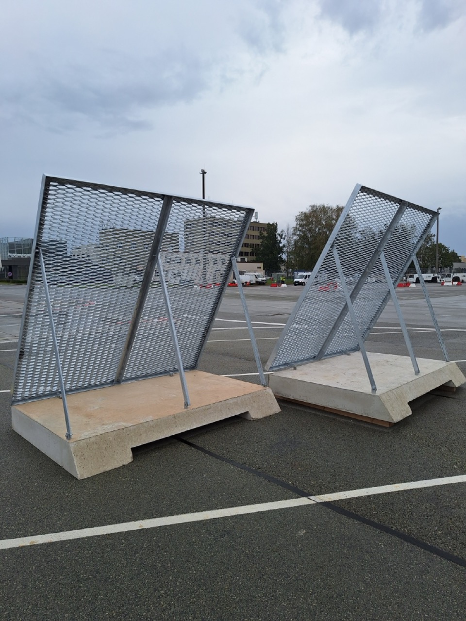 Skaņas barjeras: būtiska sastāvdaļa lidostu trokšņa samazināšanā