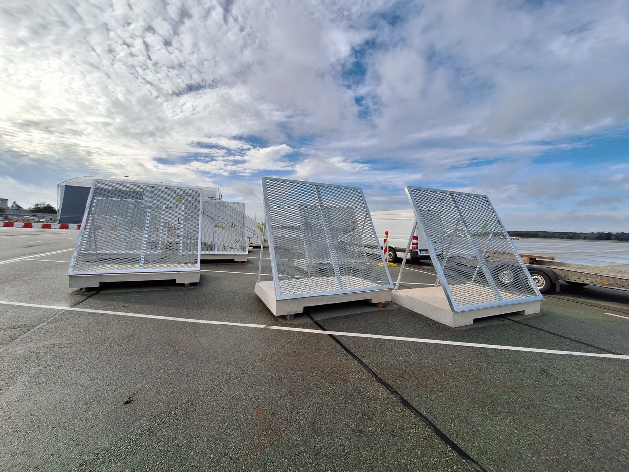 Skaņas barjeras: būtiska sastāvdaļa lidostu trokšņa samazināšanā